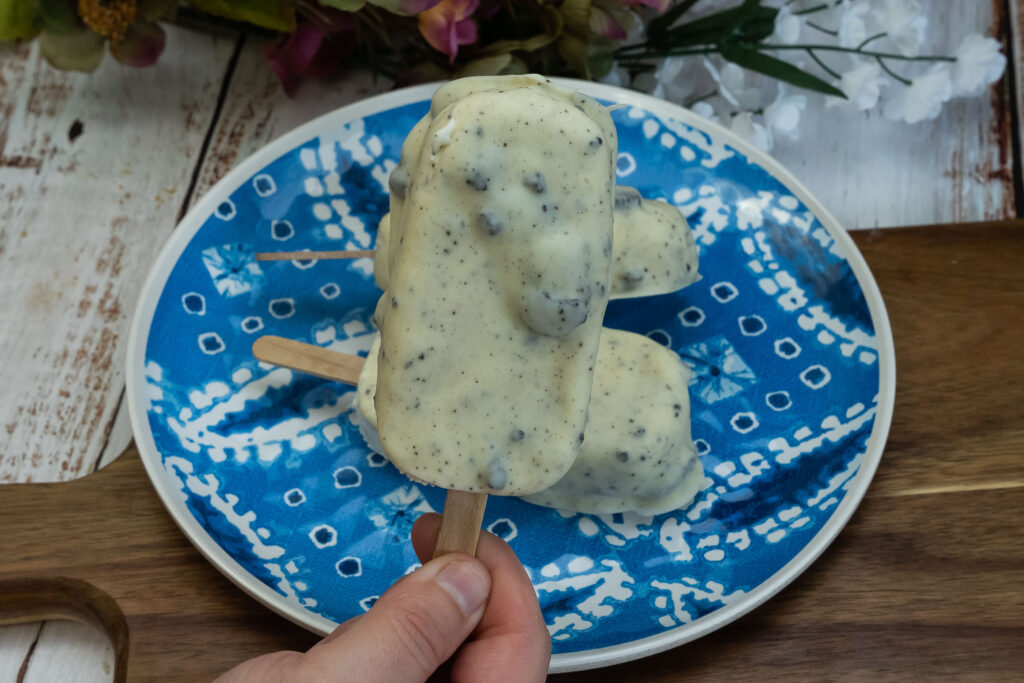 White chocolate and Oreo magnum - Que Bien Sabe by Marina