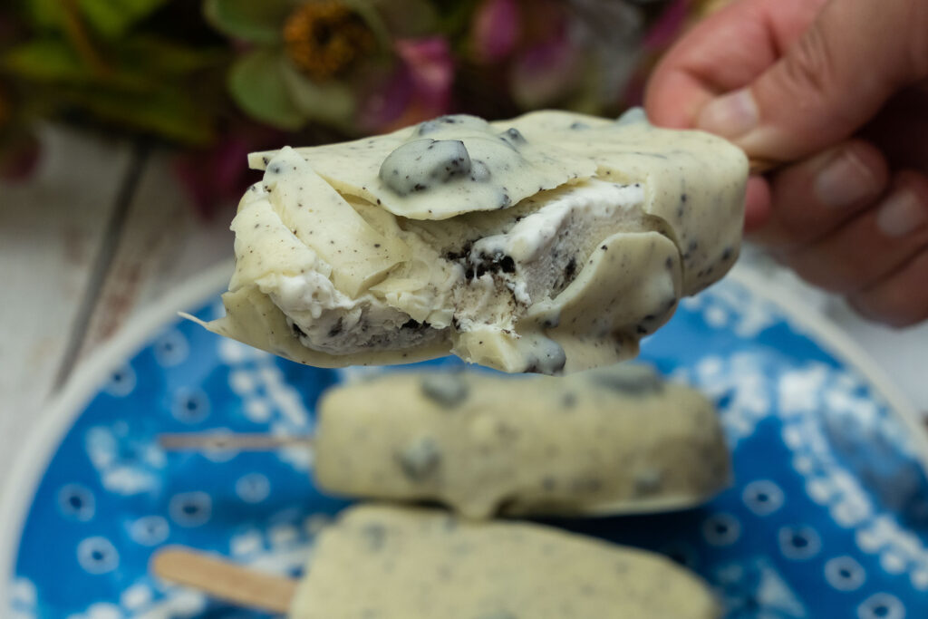 White chocolate and Oreo magnum - Que Bien Sabe by Marina