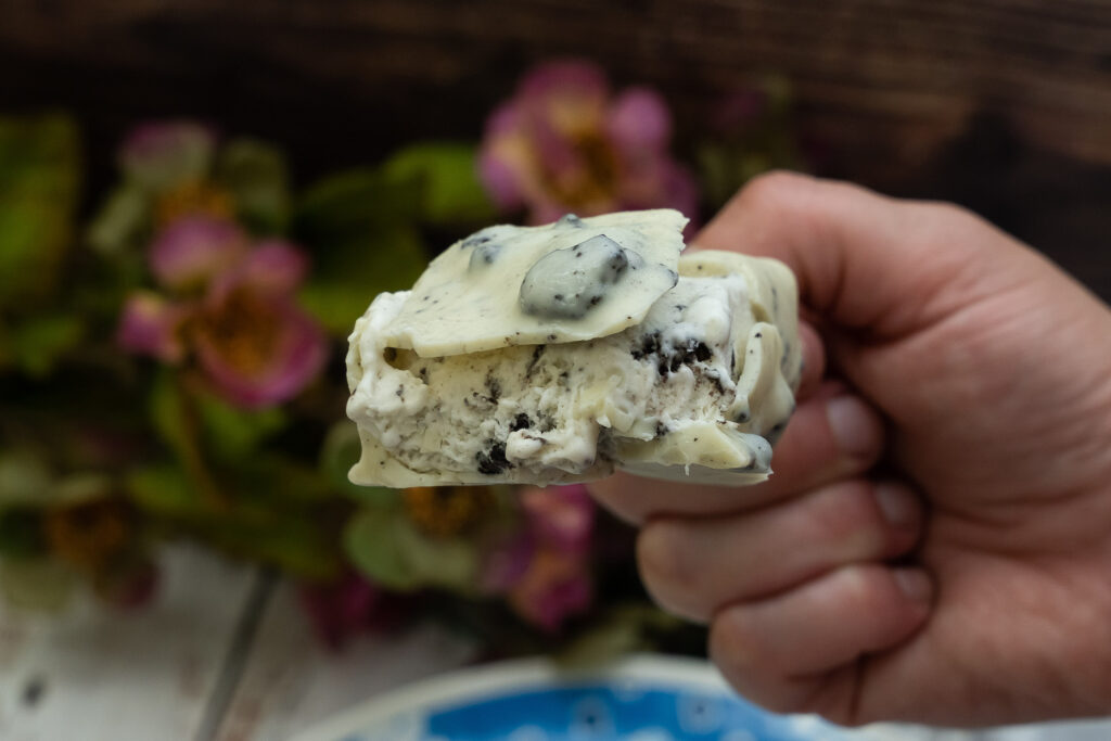 White chocolate and Oreo magnum - Que Bien Sabe by Marina